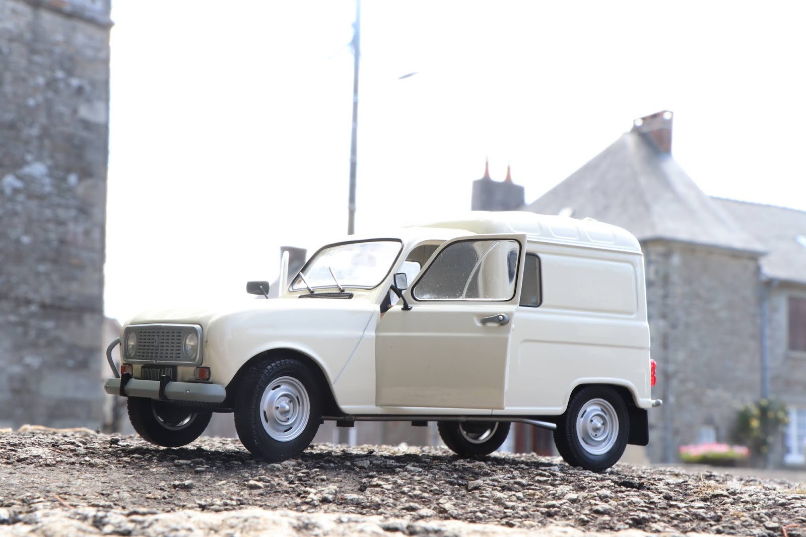 Deux Renault 4L fourgonnette disponibles chez Solido à l'échelle 1/18 ...