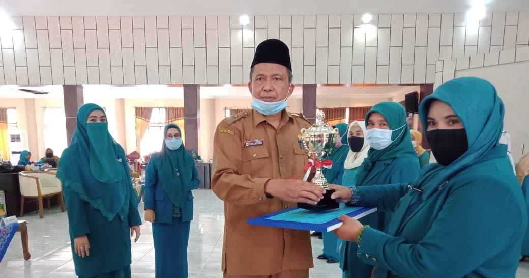 Kader PKK Solsel Raih Penghargaan Provinsi - Jurnal Andalas