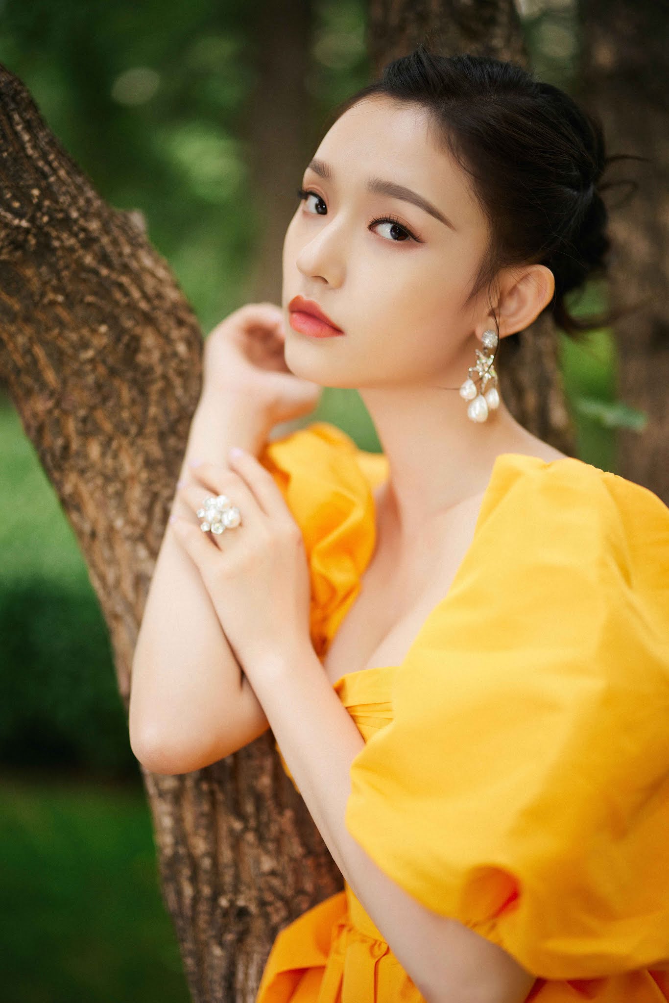 China Entertainment News: Lin Yun poses for photo shoot