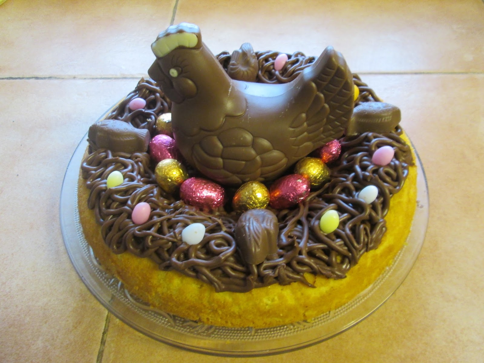 Larentia M.: Poule en chocolat sur son gâteau nid de Pâques