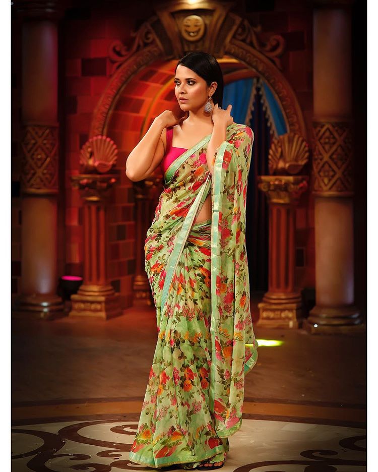 Television Actress Anasuya Bharadwaj In Sleeveless Yellow Saree ...