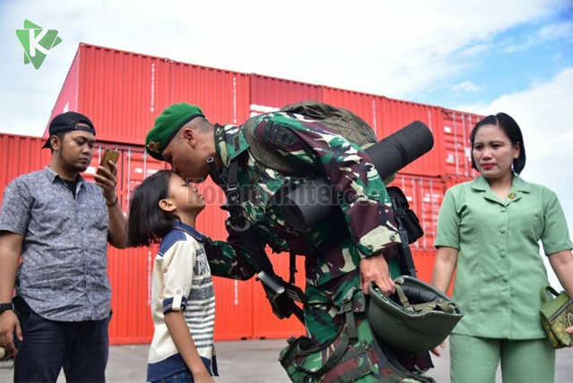 10 Momen Haru Prajurit TNI Tinggalkan Keluarga Demi Tugas Negara 10 Momen Haru Prajurit TNI Tinggalkan Keluarga Demi Tugas Negara