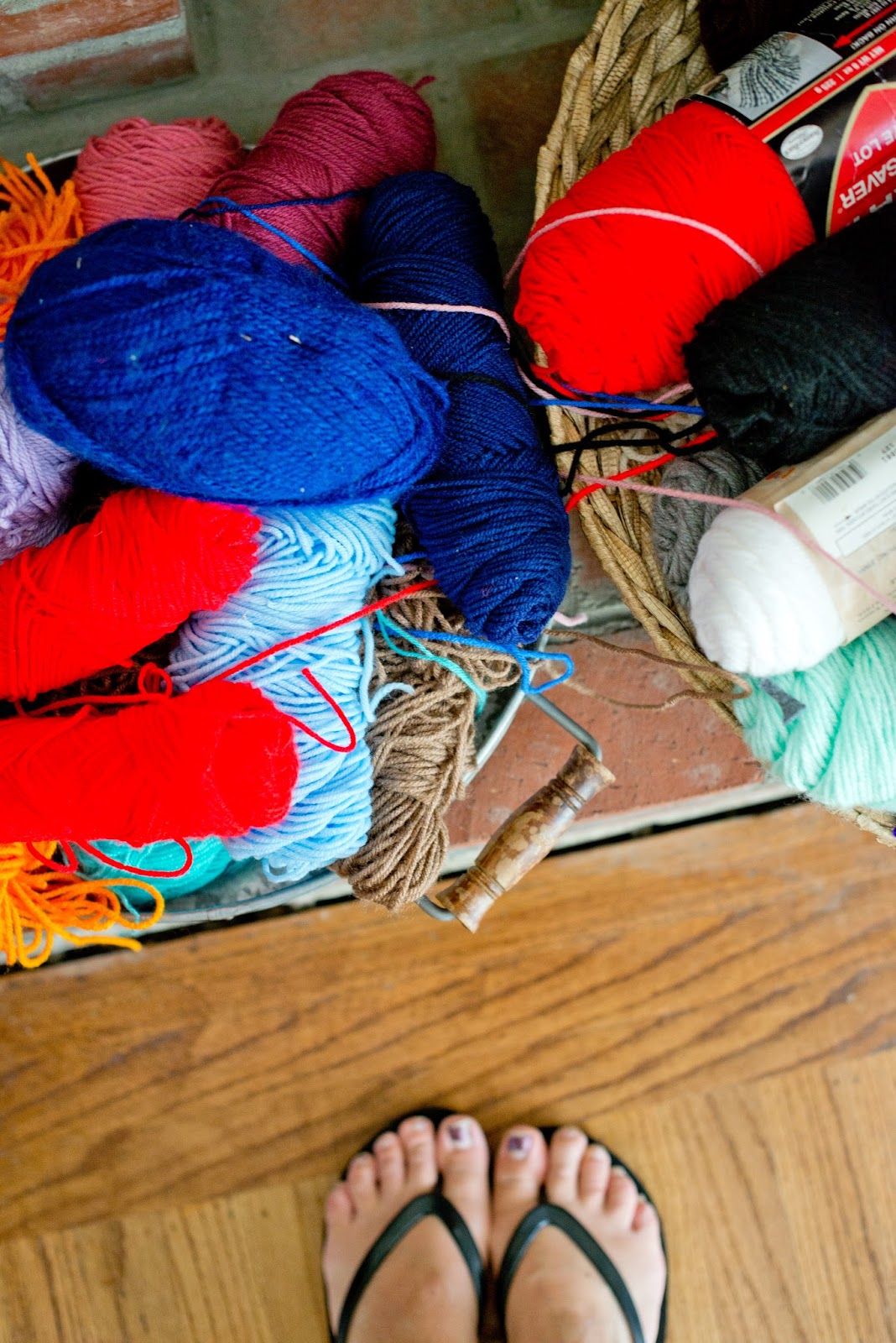 Domestic Fashionista: Girl's Craft Night: Yarn Art