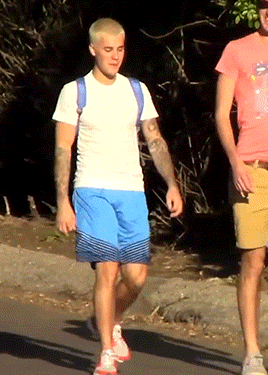Flagra de Justin Bieber com volume no shorts - Volume na Cueca