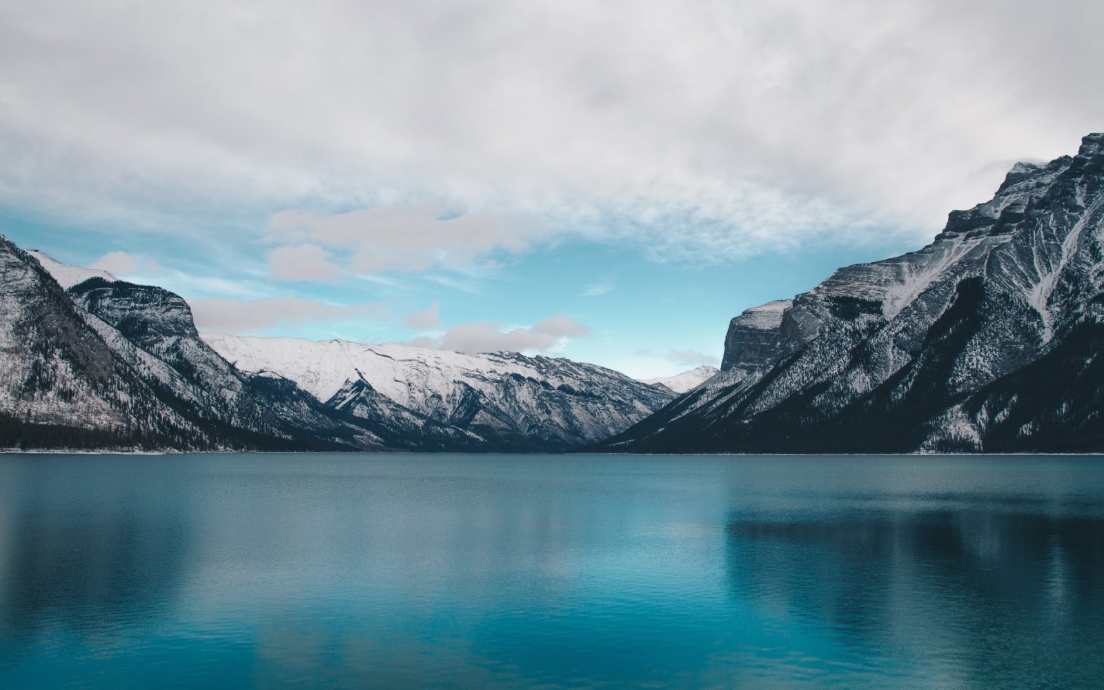 Lago completamente azul con montañas de hielo de fondo | Muyayo.es