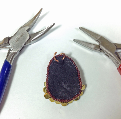 How to Make a Jump Ring Bail for Beaded Cabochon Pendants / The Beading Gem