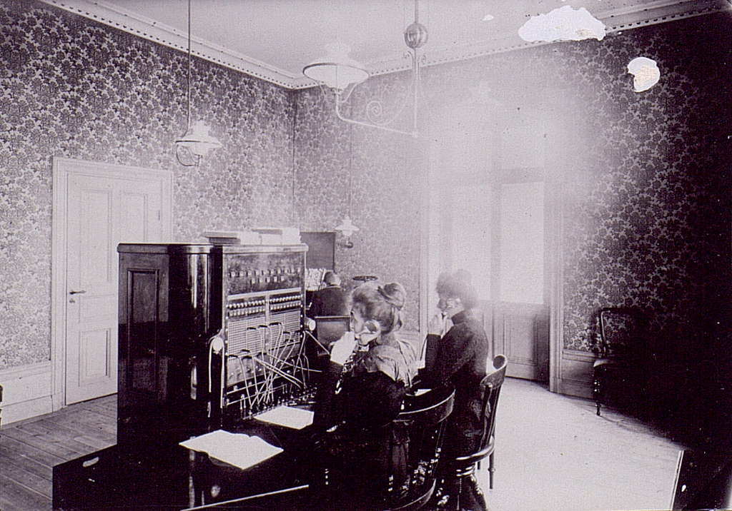 18 Rare Vintage Photographs of Swedish Telephone Operators at the Turn ...