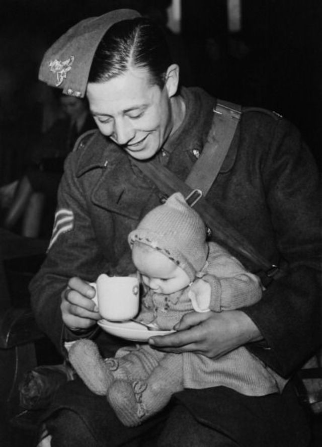 15 Heartwarming Vintage Photos of Soldiers With Their Kids That Will ...
