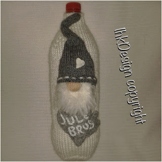 STRIKKET TREKK med grå nissepynt til 1,5 liter BRUSFLASKE, mønster kr 30,-