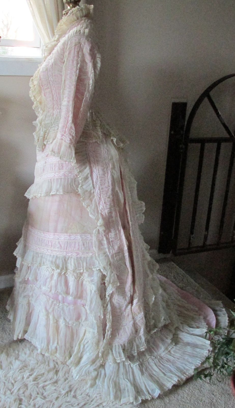 All The Pretty Dresses: Too Stunning Frothy Pink & White Lace Summer ...