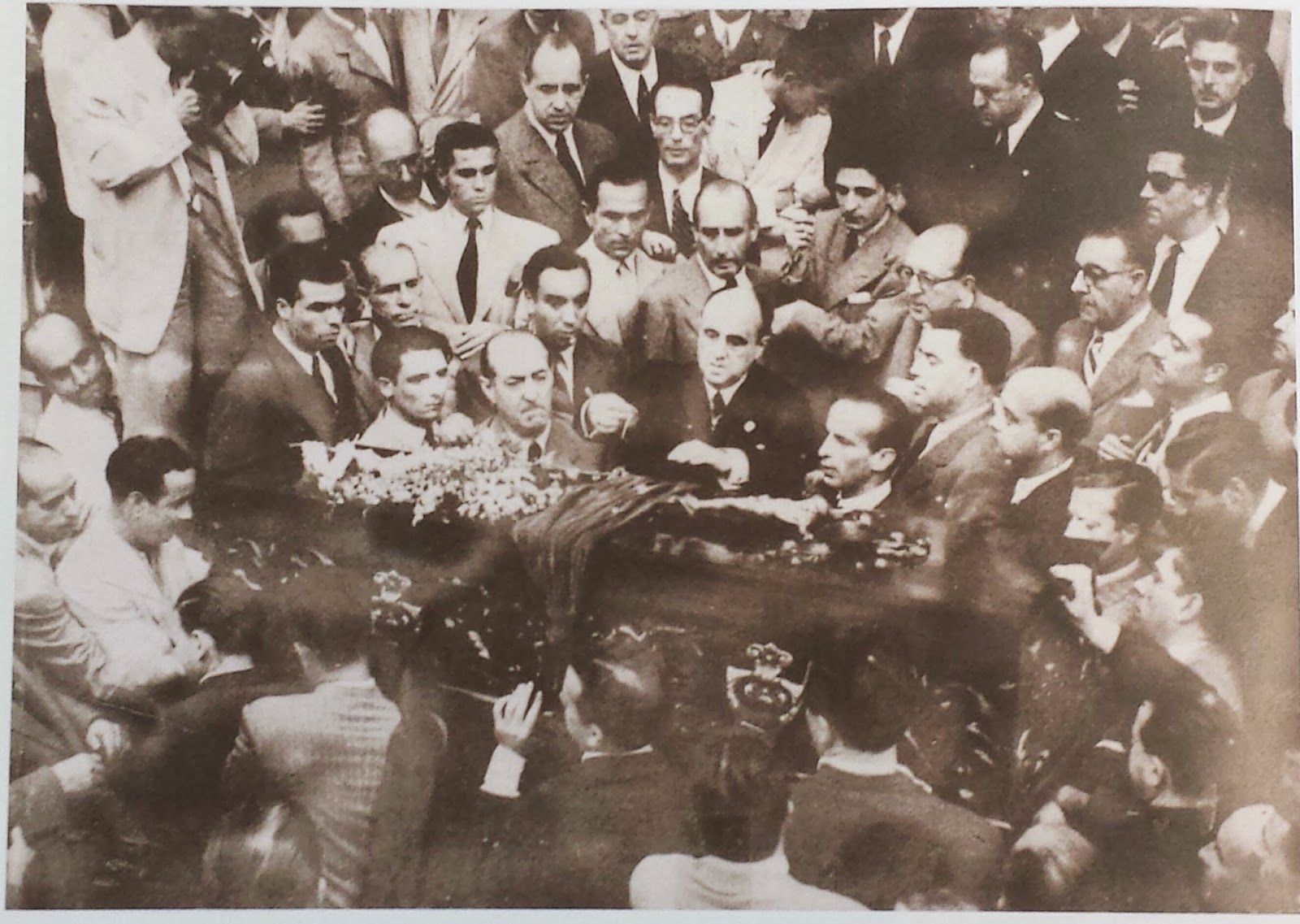 Del toro al infinito: Manolete y su tiempo / por Rafael García Serrano