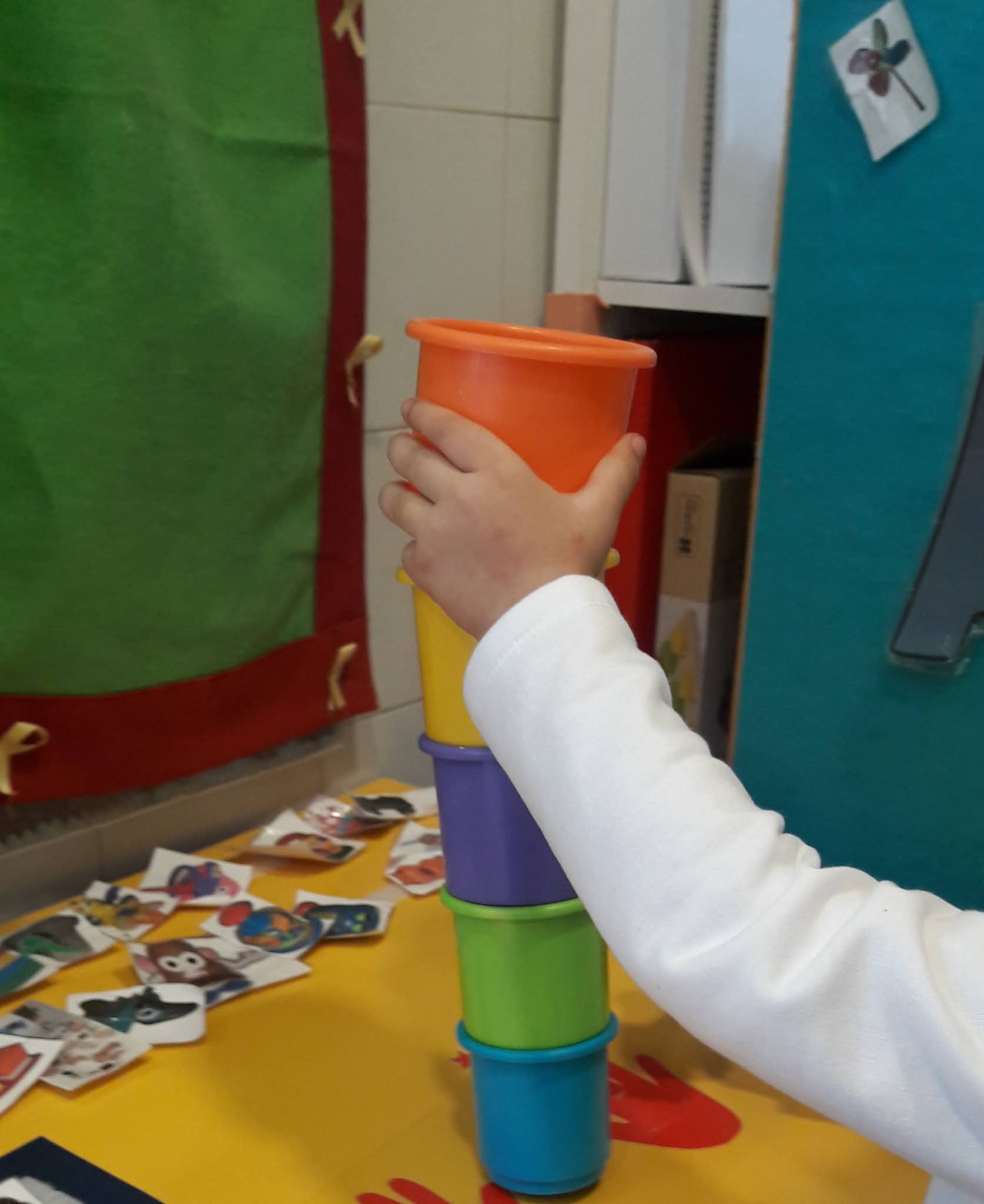 Diviertete con los vasos de colores