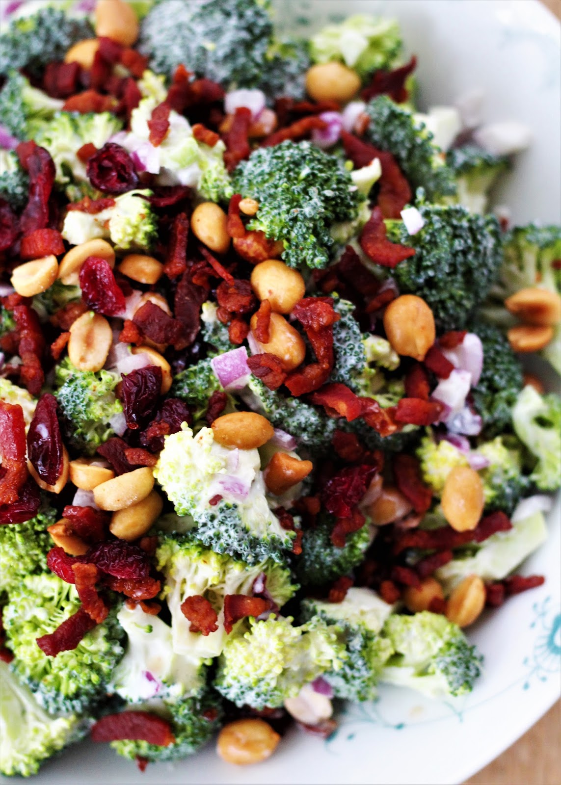 Broccoli-salat med peanuts og tranebær - og en boganbefaling