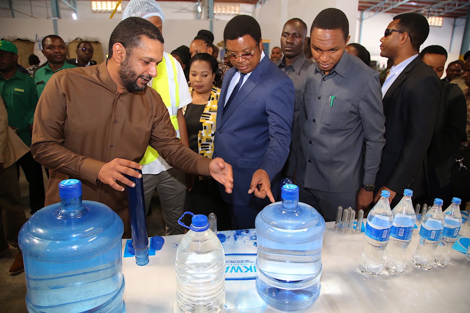 MAJALIWA AZINDUA KIWANDA CHA MAJI - MKWAWA KILICHOPO MJINI IRINGA - OWM