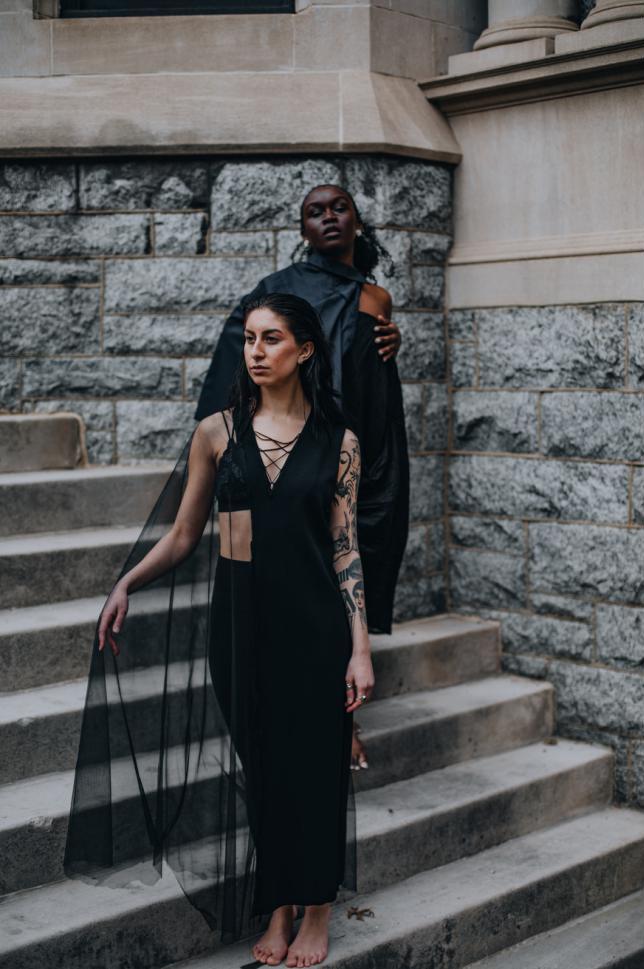 Richard Saenz explora la libertad en volúmenes para su colección de ...