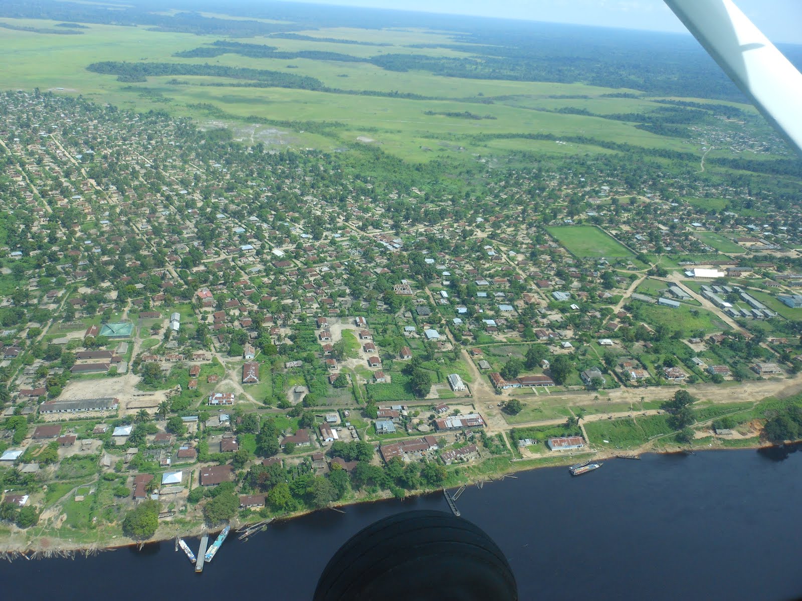 DIOCESE D'INONGO: Dans l'avion de ce mercredi pour Inongo...