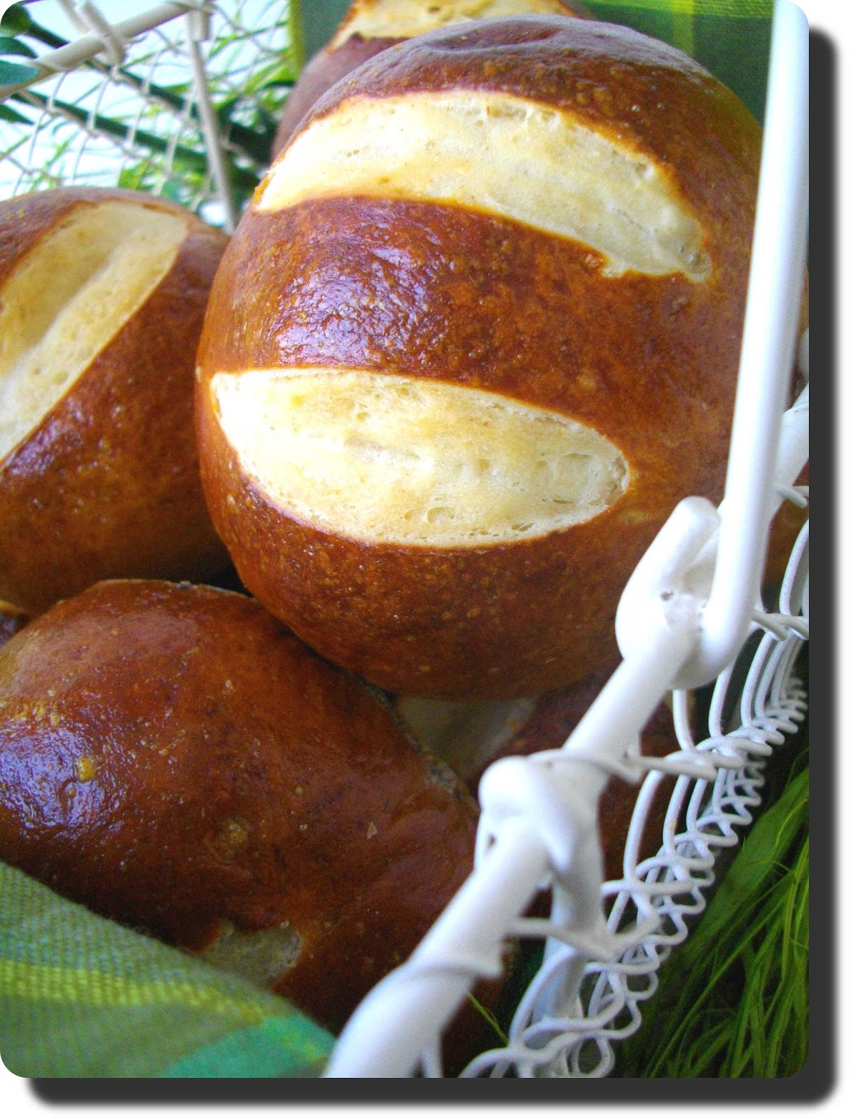 Trois P'tites Miettes . . .: ''Silserli or Swiss Pretzel Rolls ...