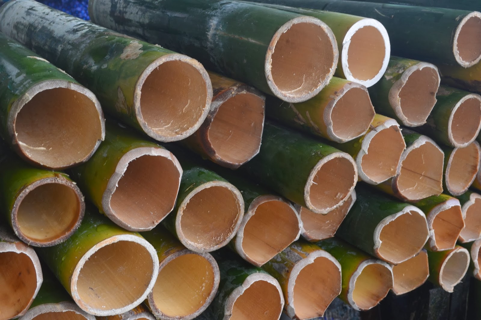 The Kambatik Park, Bintulu.: The making of chicken cooked in bamboo or ...