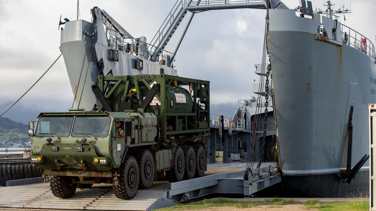 SNAFU!: US Army Logistic Support Vessels onload AAVs...pics by Sgt ...