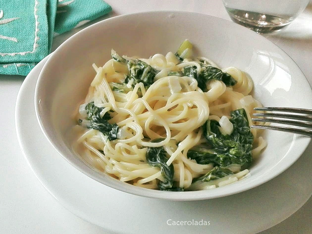 Espaguetis con acelgas y queso | Caceroladas