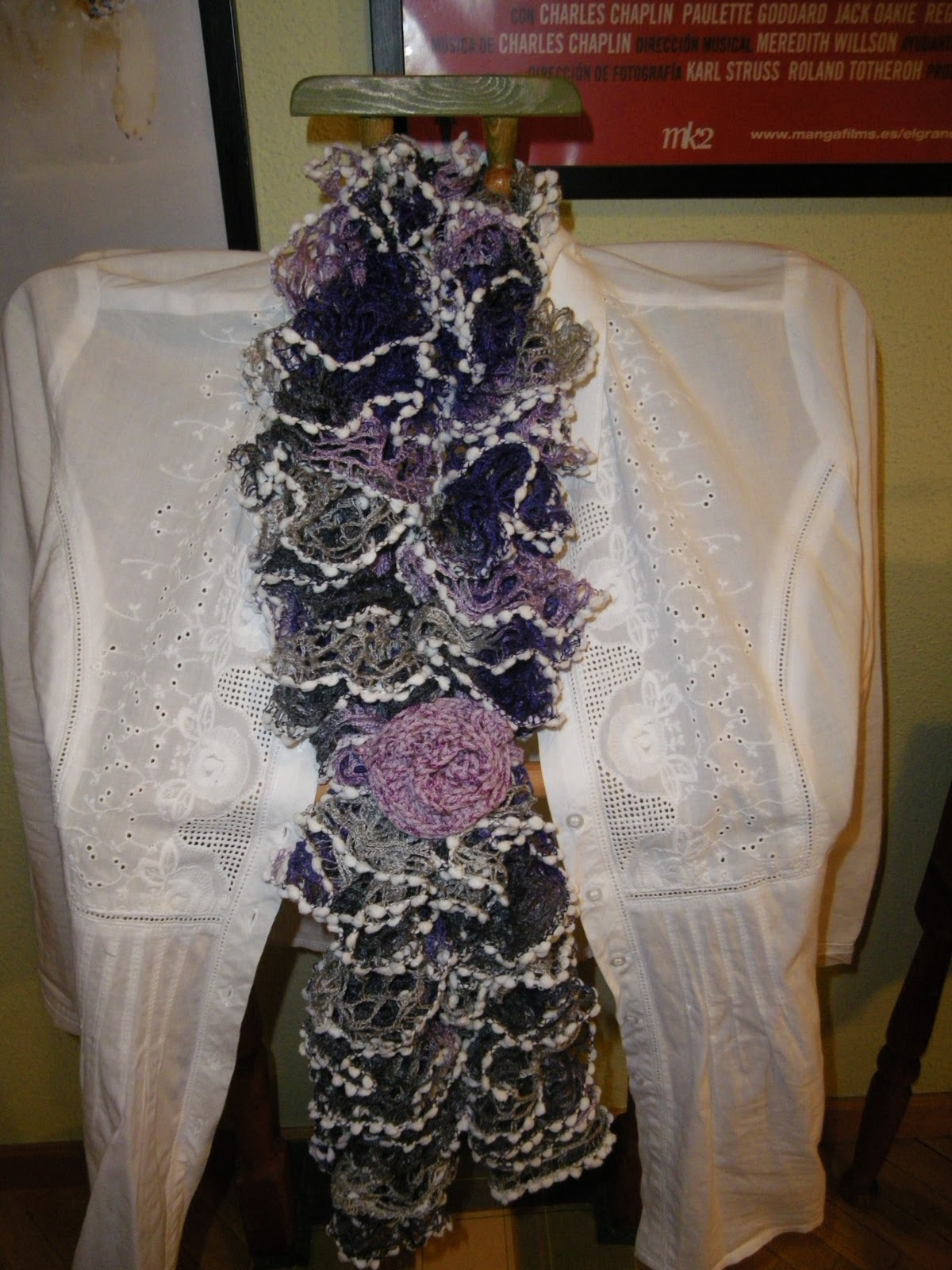 El blog de la abuela Mary: Bufanda morada con bolitas blancas