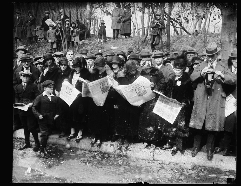 Vintage Photographs of People Reading Newspapers Before the Invention ...