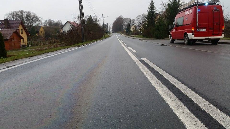 Uwaga kierowcy, rozlany olej na drodze krajowej nr 31