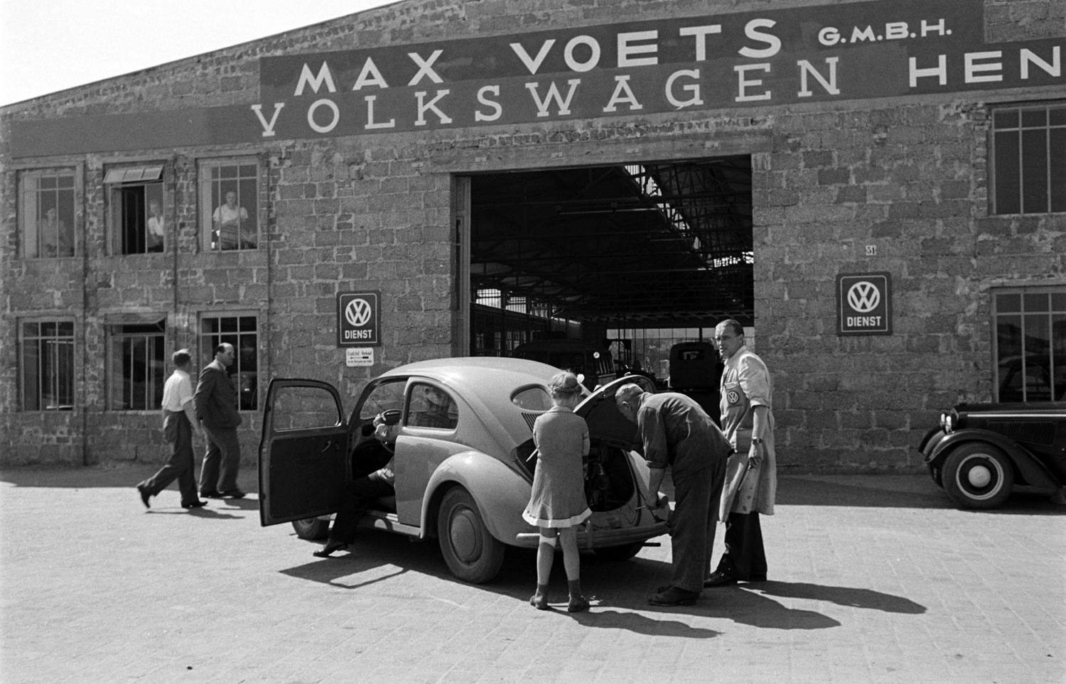 23 Amazing Black and White Photographs Captured Volkswagen's Main Plant ...