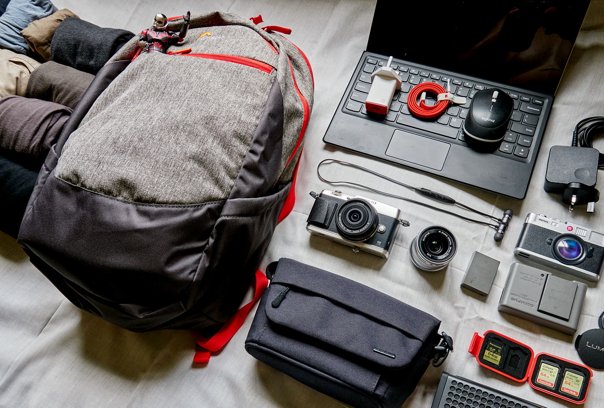 ROBIN WONG : That Mysterious Tiny Camera Bag - HAKUBA Shell City ...