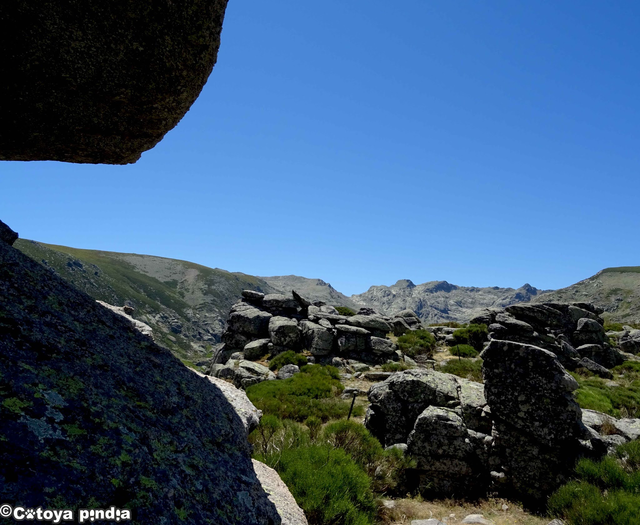 Laguna del Barco y crestería de La Covacha en la Sierra de Gredos