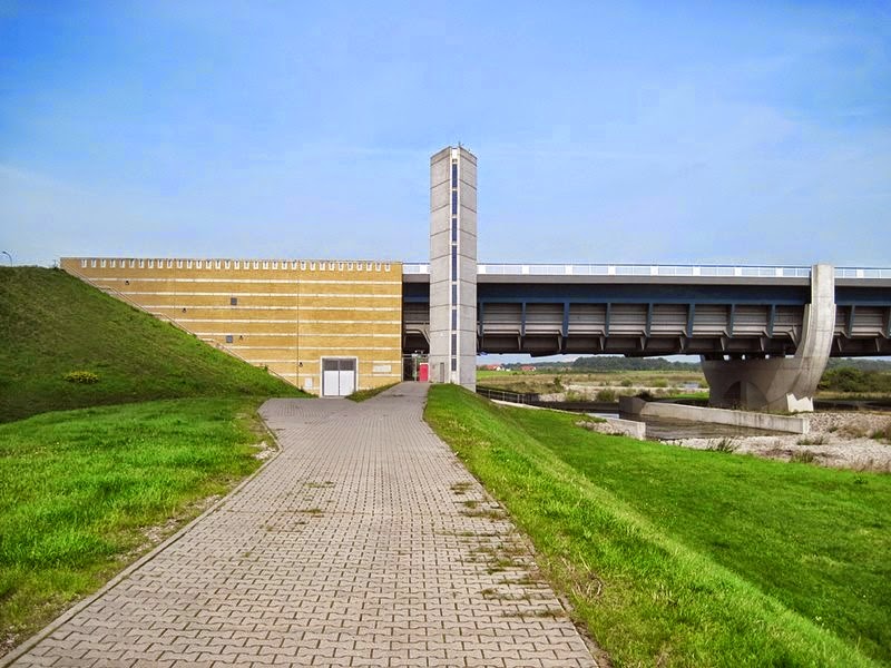 Bizarre Photos: The Stunning Magdeburg Water Bridge | Germany