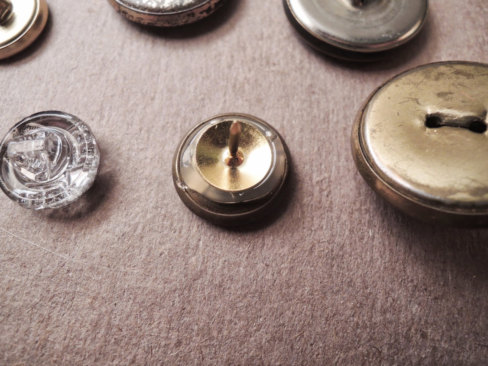 Holly Goes Lightly: DIY Vintage Button Push Pins
