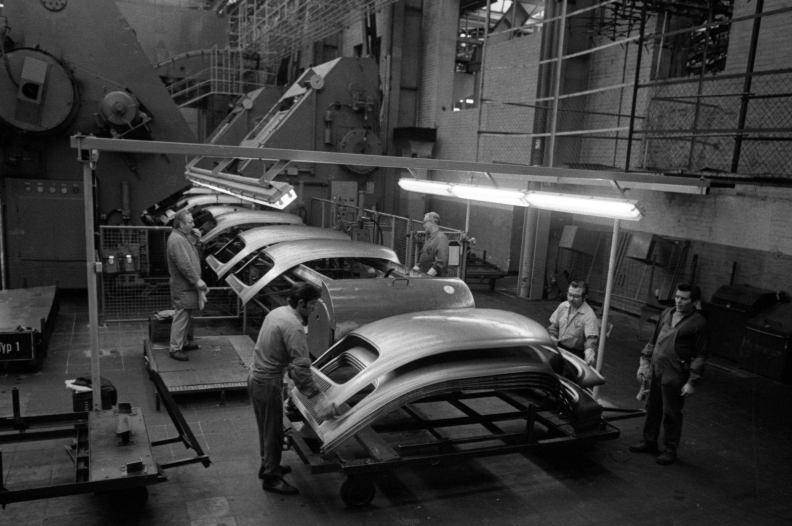 30 Vintage Photographs Capture Daily Life at the Volkswagen Factory in ...