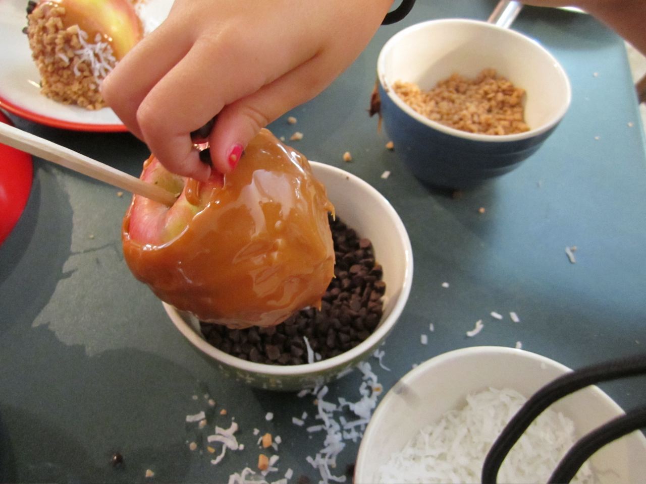 The Shy Bee: Homemade Caramel Candy Apples...fun but MESSY!