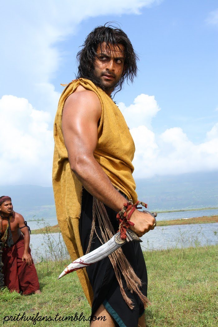 Prithviraj in URUMI - The Weapon / Pathinaindham Nootrandu Uraivaal ...