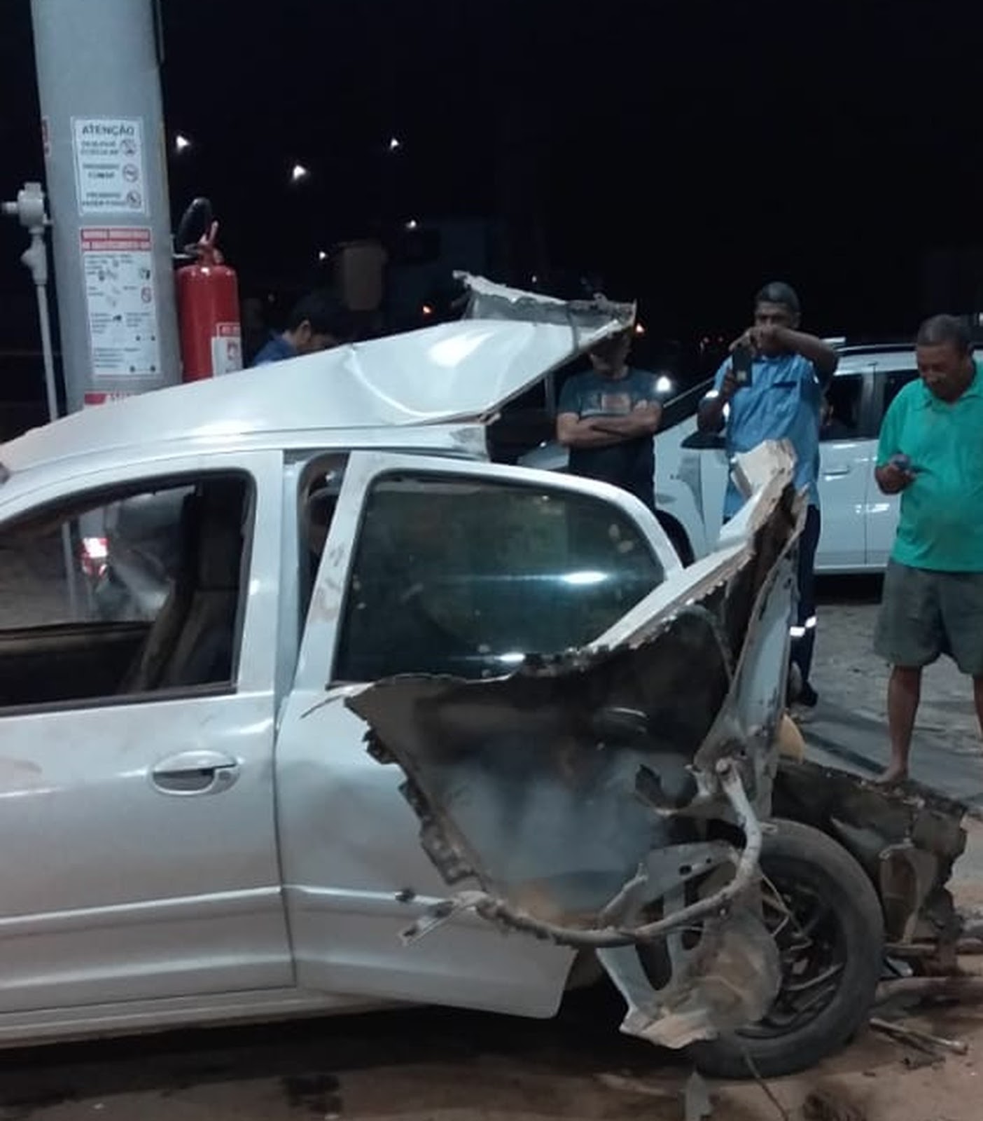 Vídeo mostra explosão de carro durante abastecimento em posto de ...