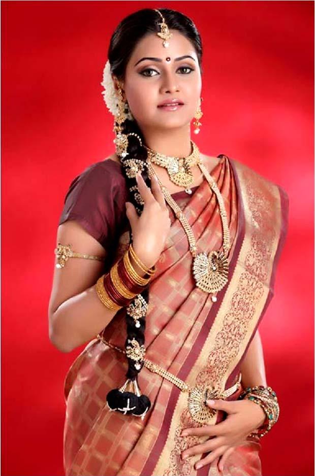 10 Elegant and Easy To Do Ethnic Hairstyles For Women, Ideal For Indian ...