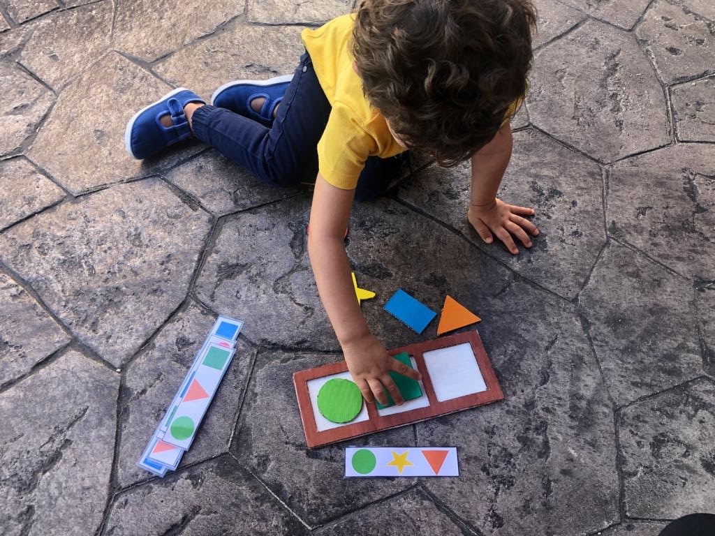 Una violeta en mi desván: Juego DIY de formas y colores