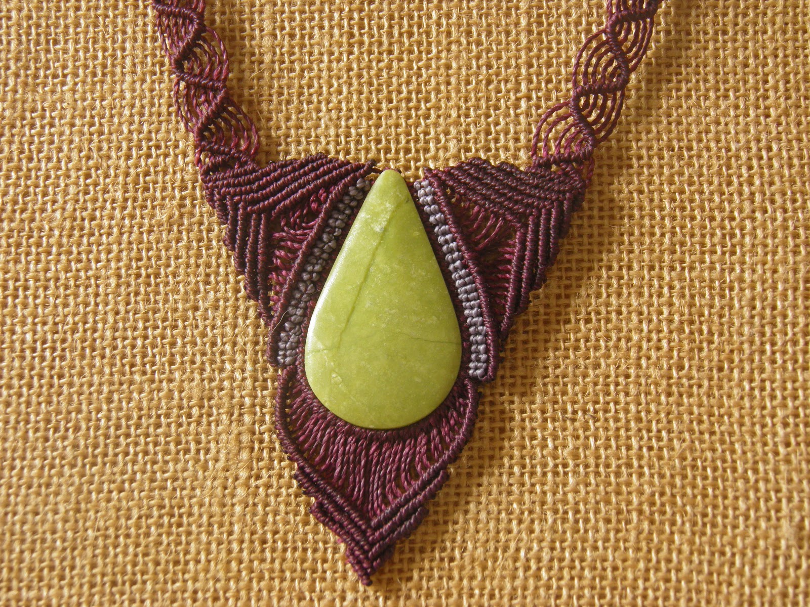 Artesania en cuero: Collares macramé