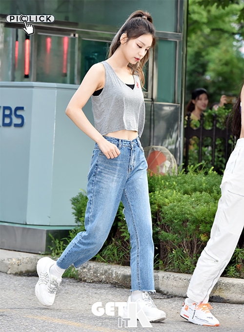 ITZY Yeji Airport Fashion - Official Korean Fashion