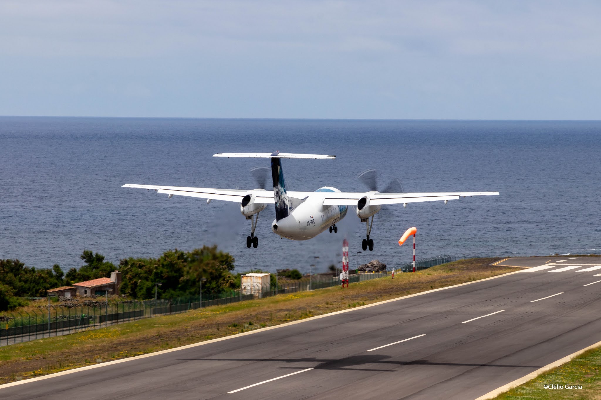 Dash 8 Q200 CS-TRC arrival at LPFL and departure