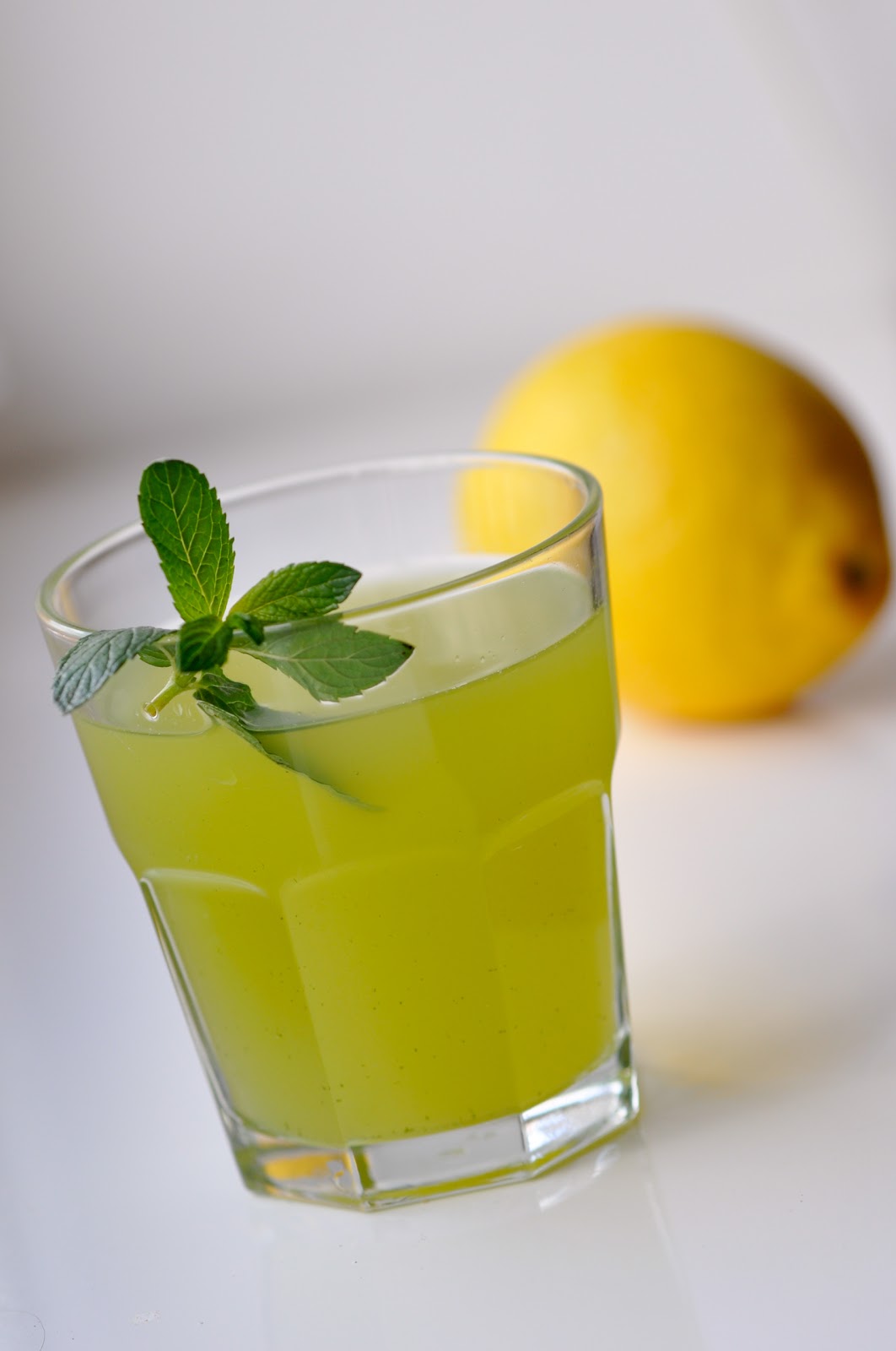 THE TASTY SIDE OF ME: LEMONADA CU MENTA