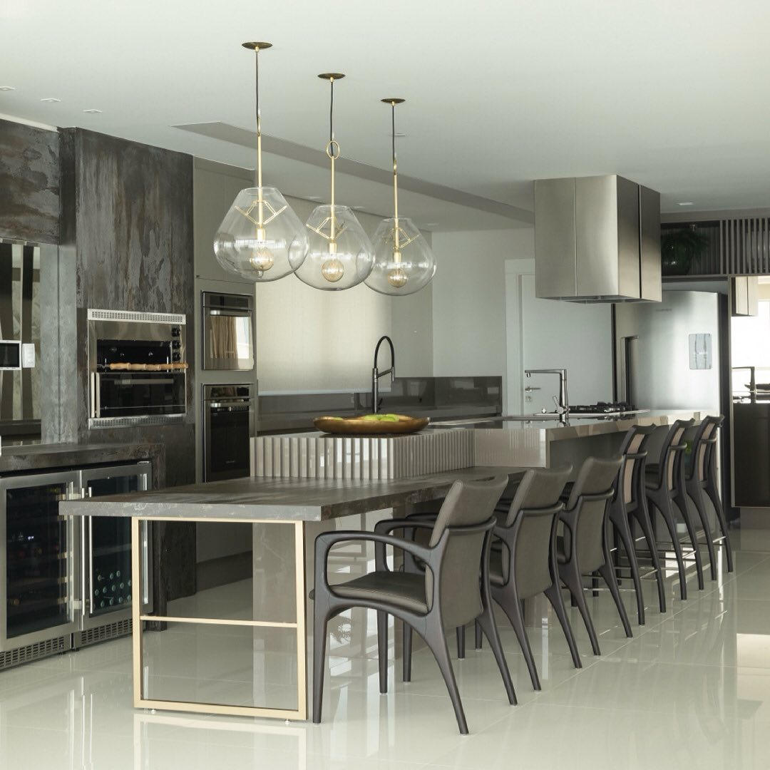 Espaço gourmet contemporâneo cinza e dourado com bar integrado à sala ... Espaço gourmet contemporâneo cinza e dourado com bar integrado à sala ...