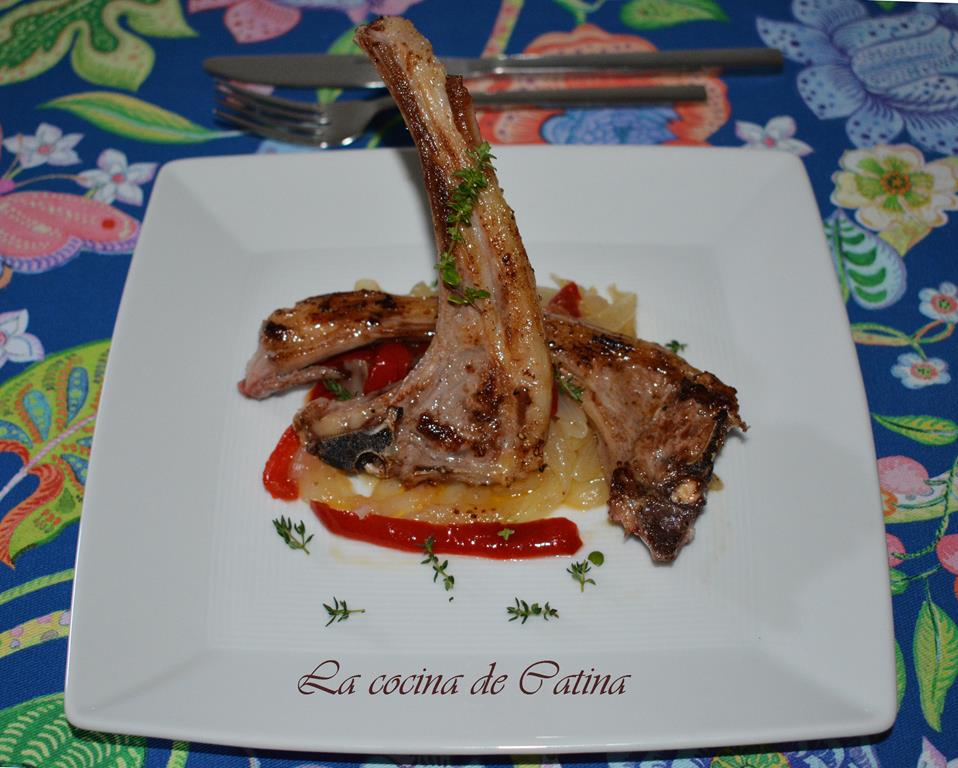Chuletas de cordero encebolladas - La cocina de Catina