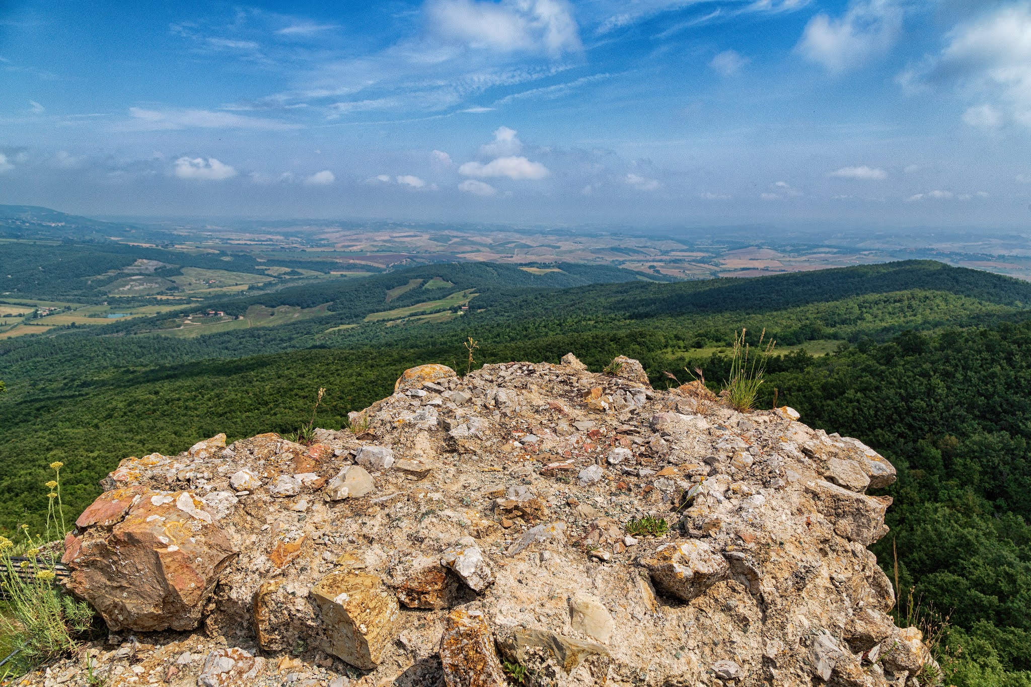 Terre Incognite: Dal Teatro del Silenzio alla Pietra Cassia