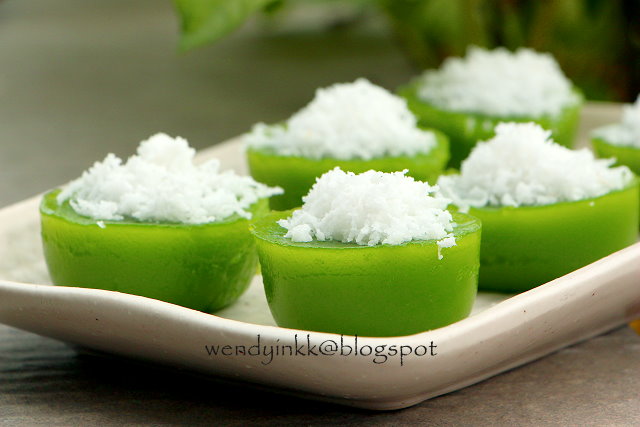 Table for 2.... or more: Kuih Lompang Pandan