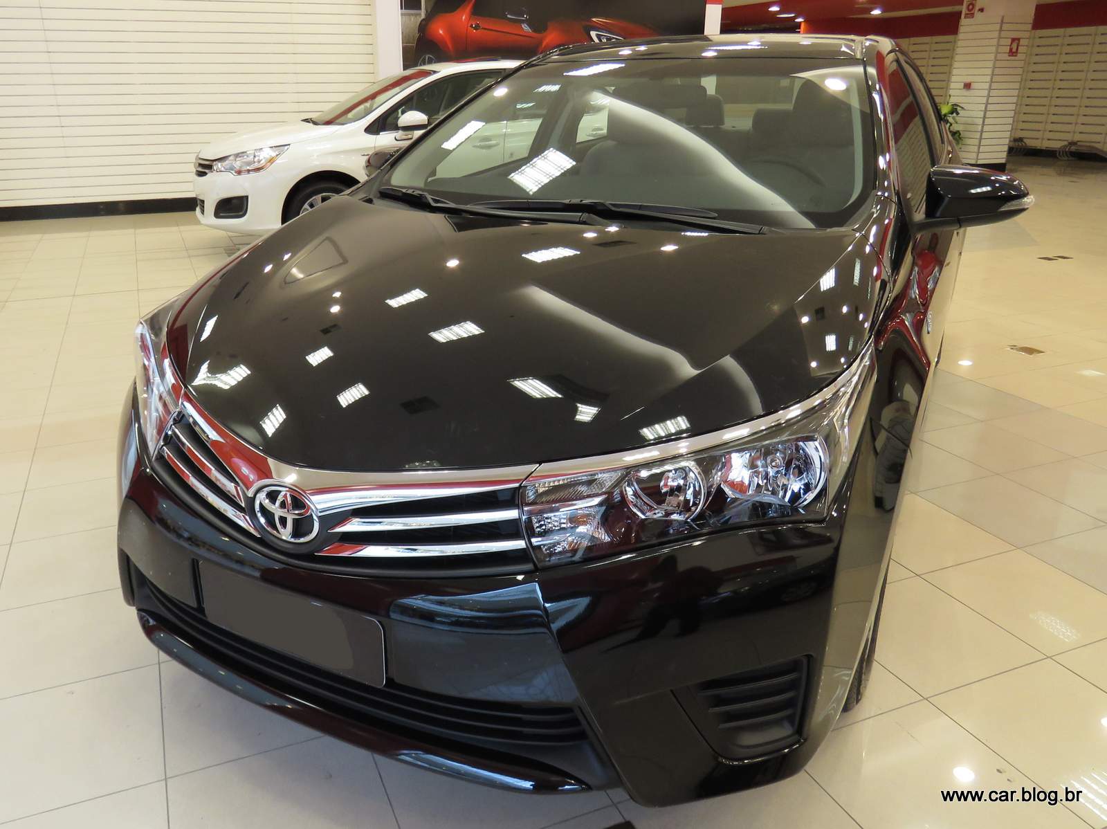 Toyota Corolla 2016 GLi 1.8 CVT tem bom custo x benefício