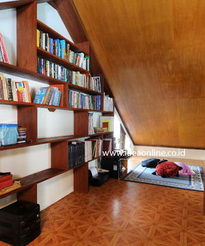 Lemari Karya: Memanfaatkan Ruang Loteng untuk Perpustakaan