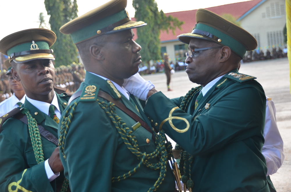 KAMISHNA JENERALI WA MAGEREZA AWAVISHA VYEO MAOFISA WAANDAMIZI TISA WA ...