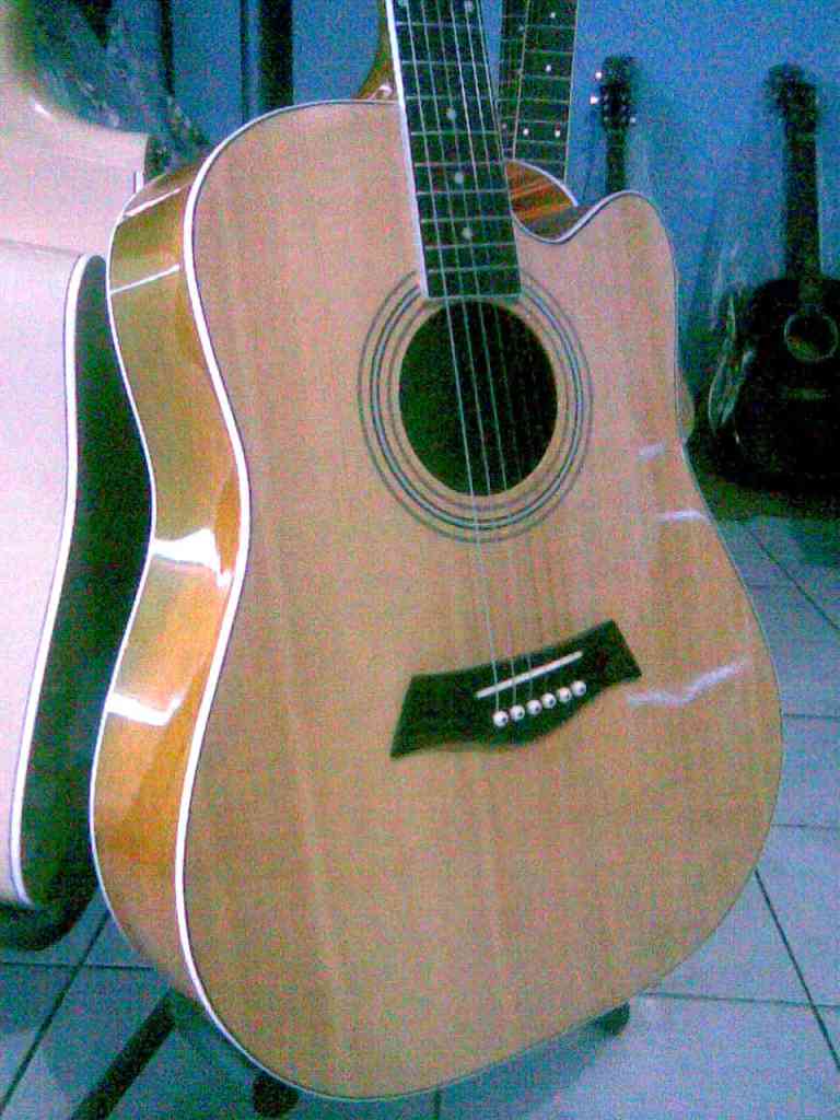 pembuat gitar dan memasang foto pada gitar.: jual gitar murah dari ...